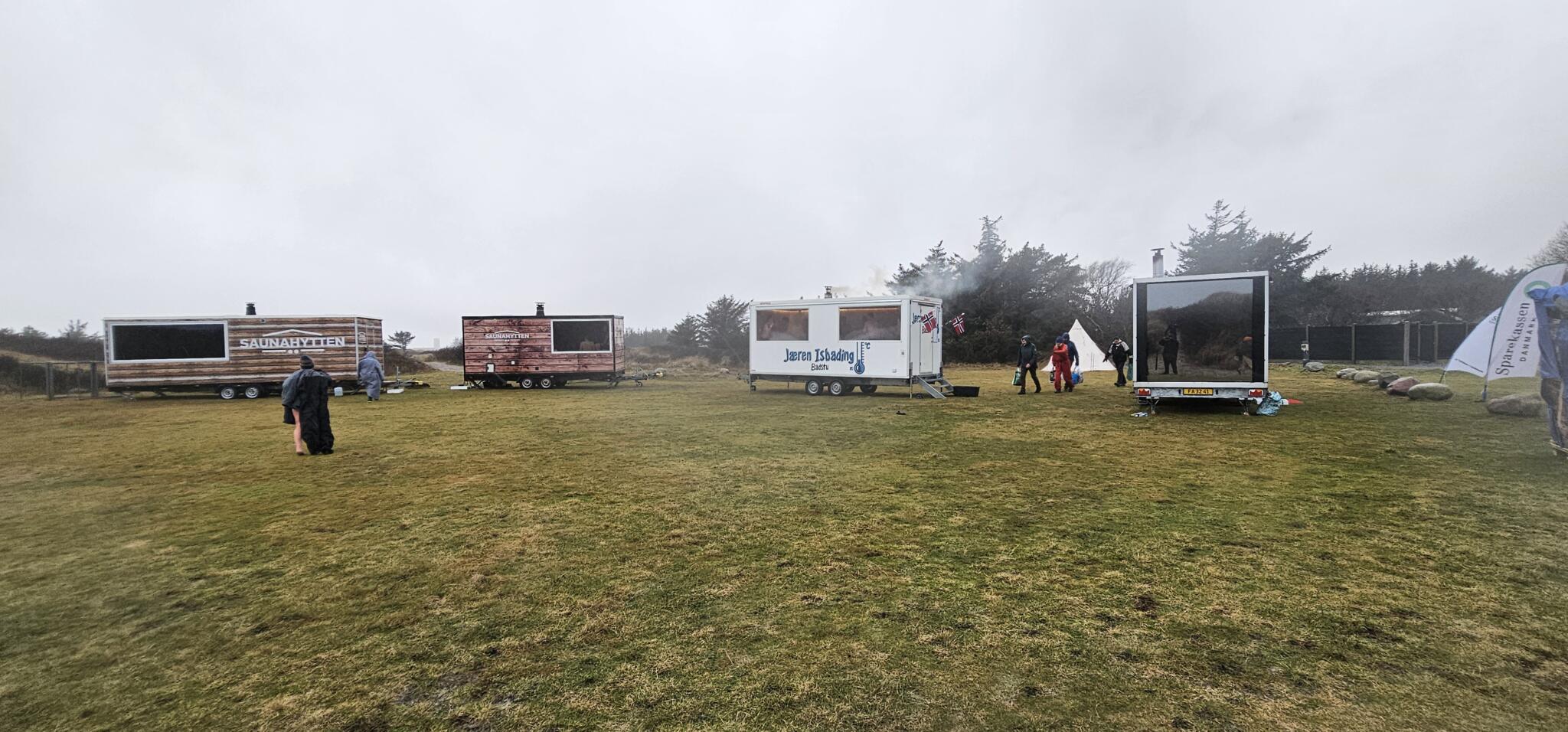 Vinterbadere sprang i de brusende bølger trods regn og blæst - Skagennyt