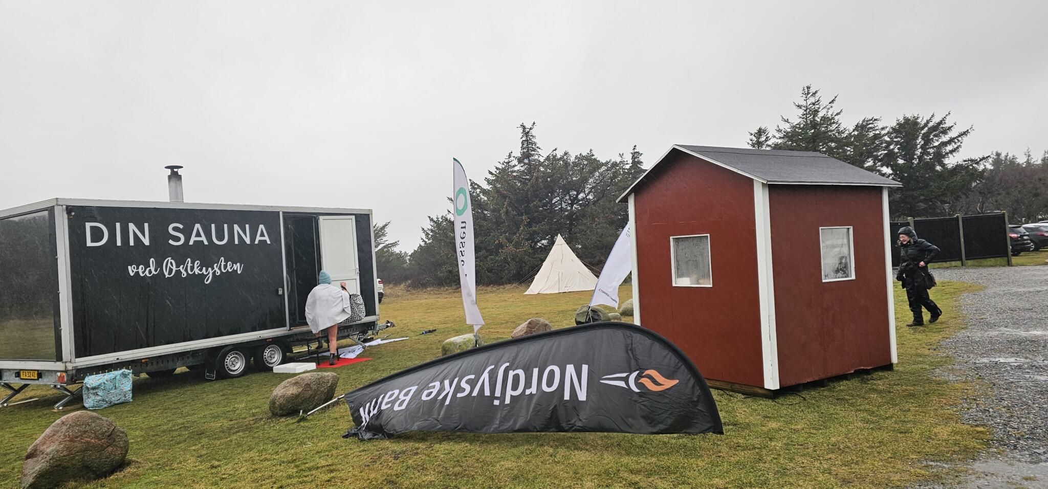 Vinterbadere sprang i de brusende bølger trods regn og blæst - Skagennyt